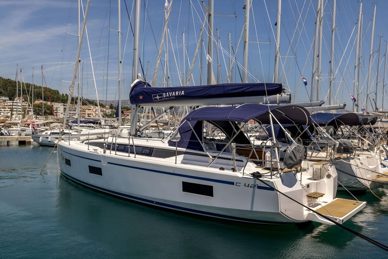 Sailboat Bavaria C42 - Charter Split
