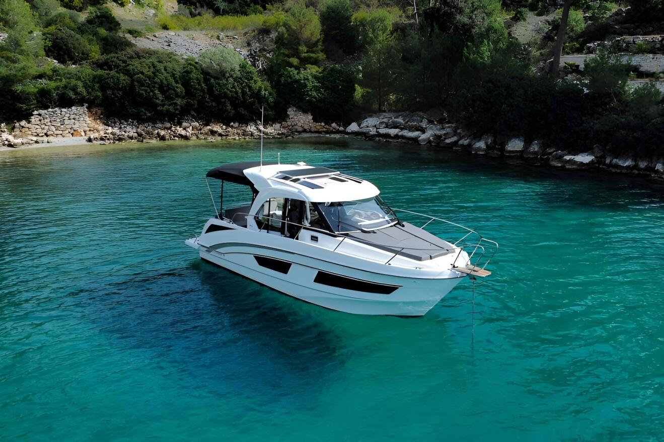 Motor boat Beneteau Antares 9 OB - Charter Split